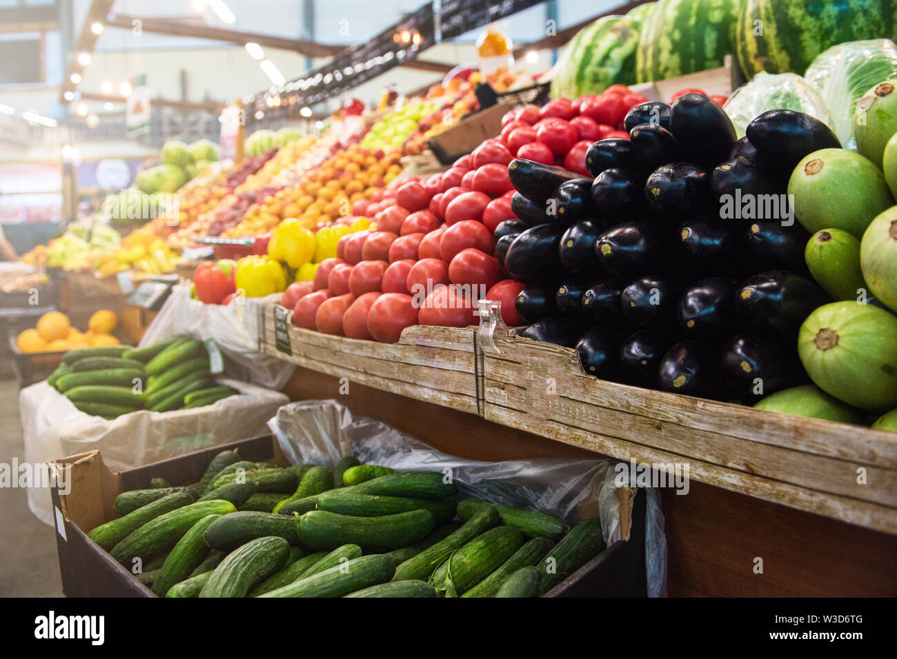 Vegetable farmer market counter Stock Photo - Alamy