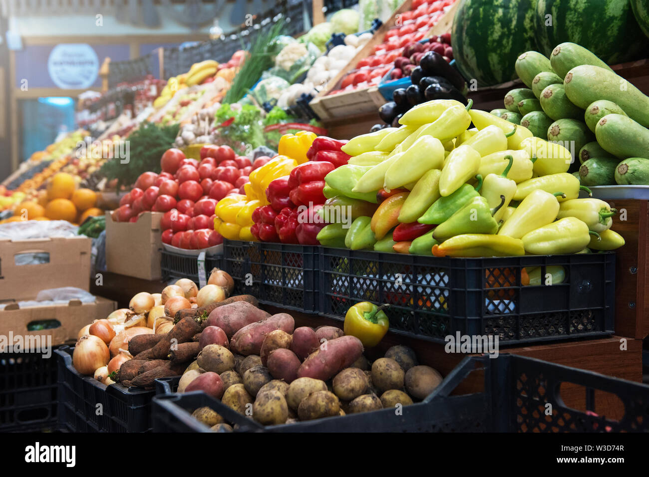 Vegetable farmer market counter Stock Photo - Alamy