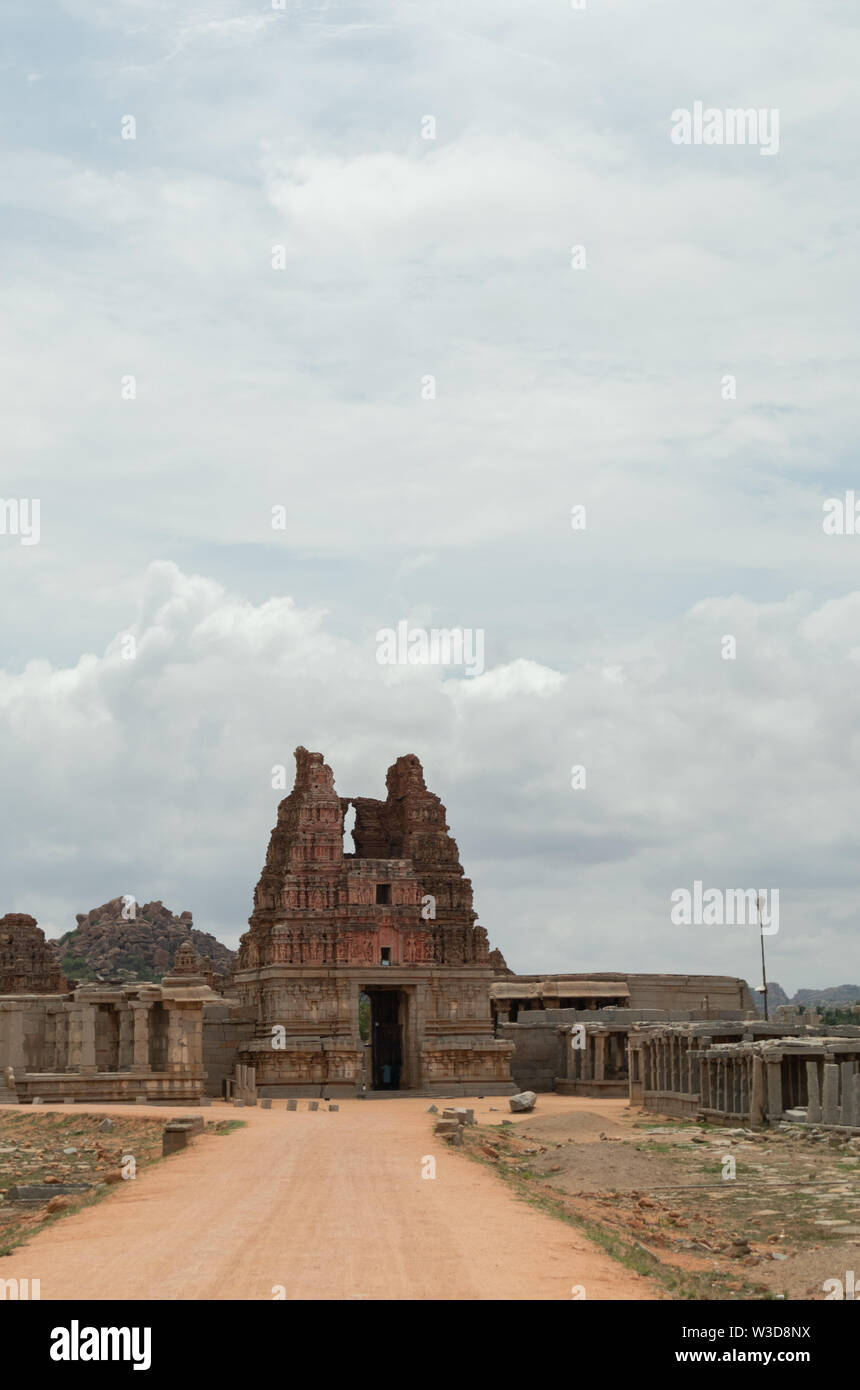 Way to Ruined Vittala Temple complex and stone Chariot at Hampi, India ...