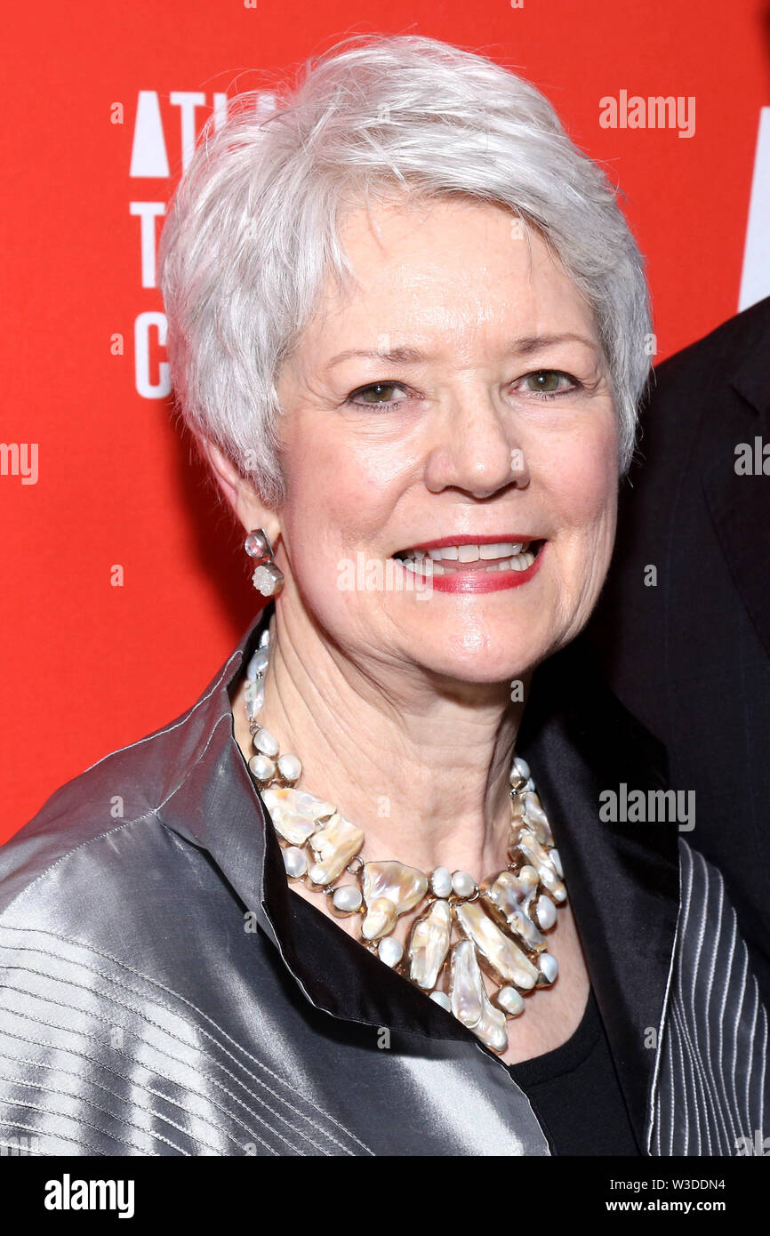 Sue monk kidd hi-res stock photography and images - Alamy