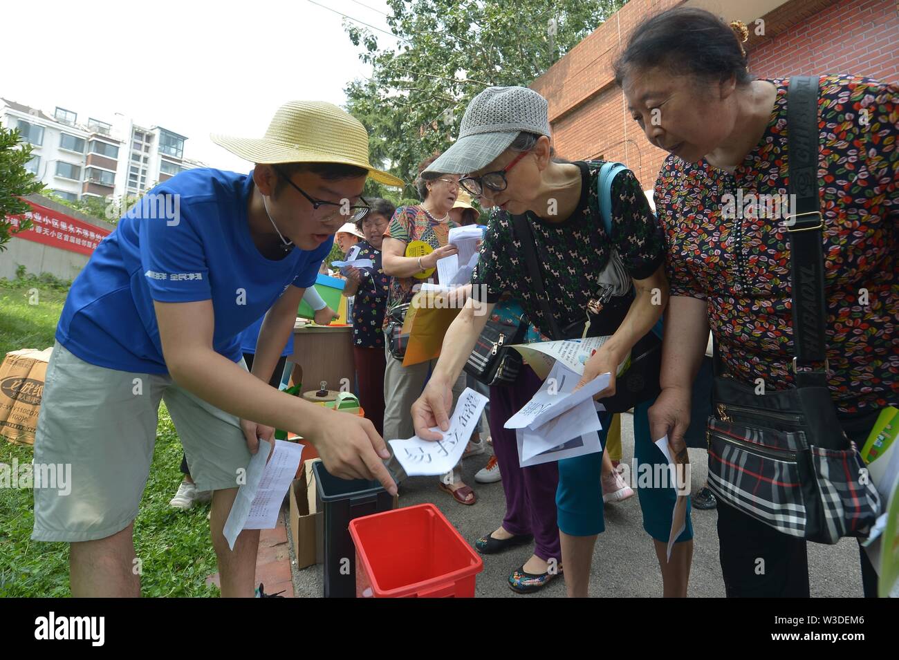 Sorting process hi-res stock photography and images - Alamy