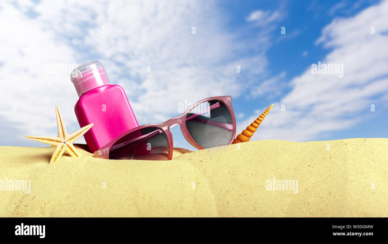 Sun protection set on beach Stock Photo - Alamy