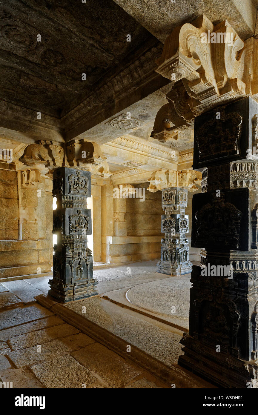 Ancient decorative pillars of Hindu temple Stock Photo - Alamy