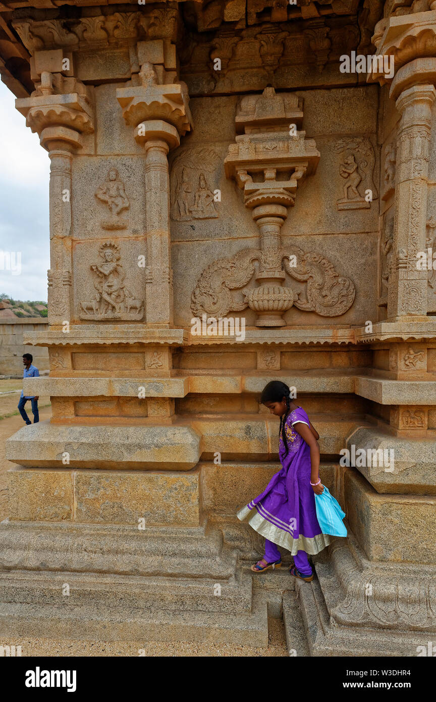 Temple girl hindu hindu hi-res stock photography and images - Alamy
