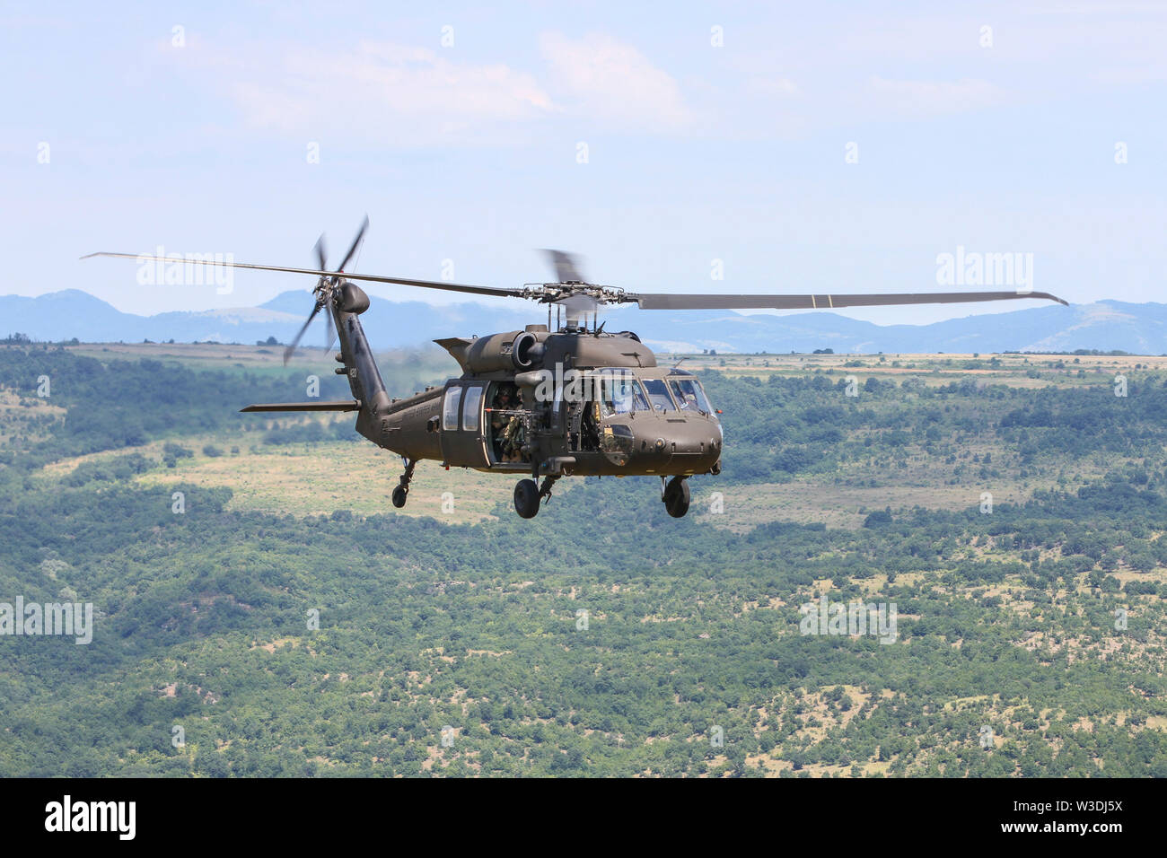 Multinational battalion conduct air assault training during Platinum ...
