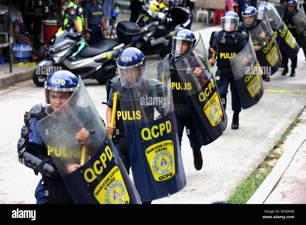 Philippine national police pnp members hi-res stock photography and ...