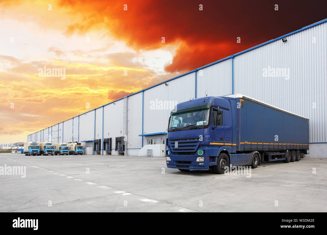 Warehouse exterior with lorry hi-res stock photography and images - Alamy