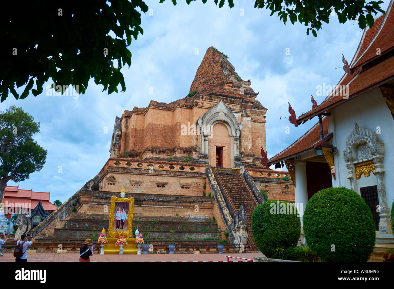 The famous brick Chedi at Wat Chedi Luang in Chiang Mai, Thailand Stock ...