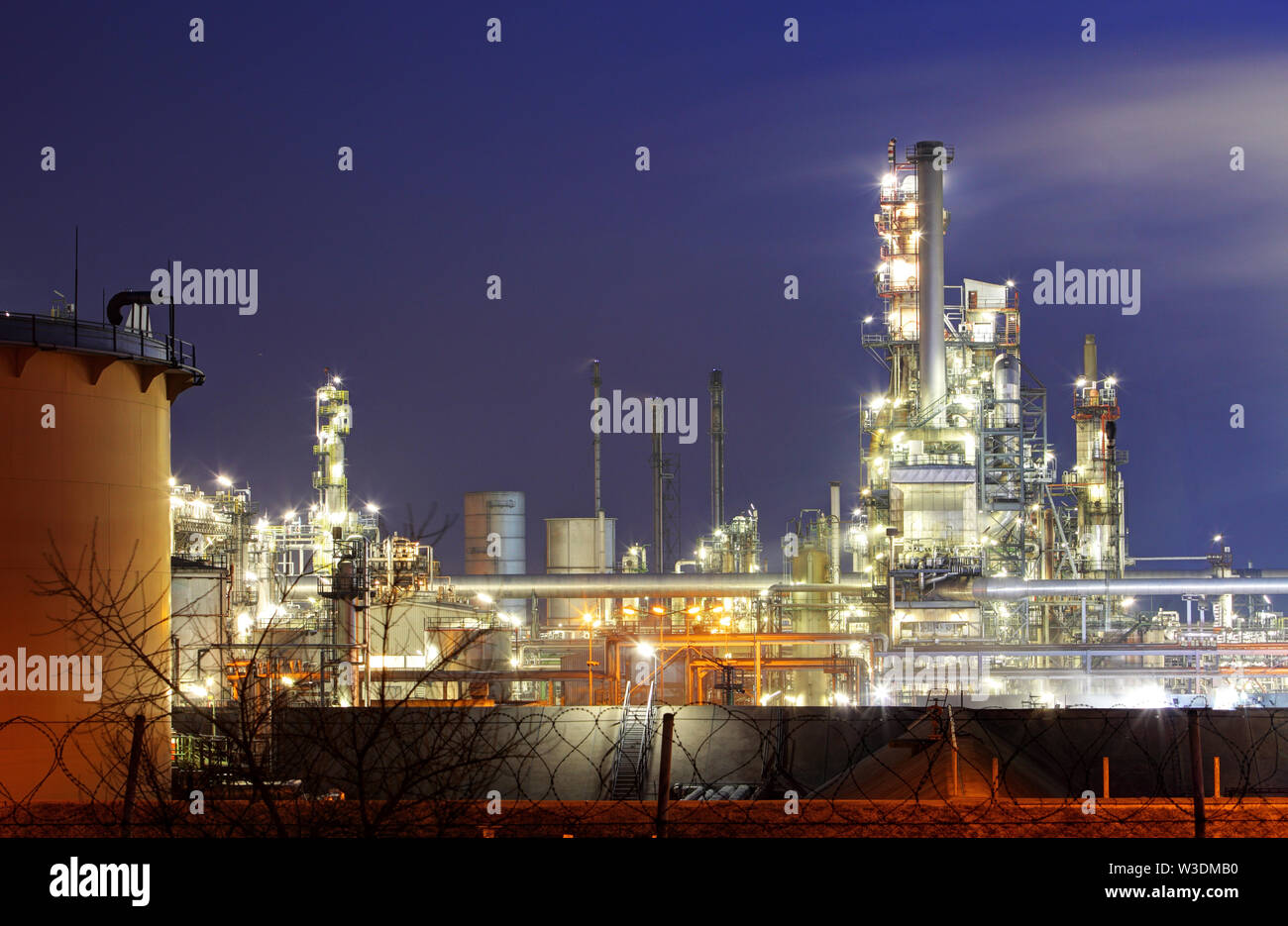 Air pollution oil refinery hi-res stock photography and images - Alamy