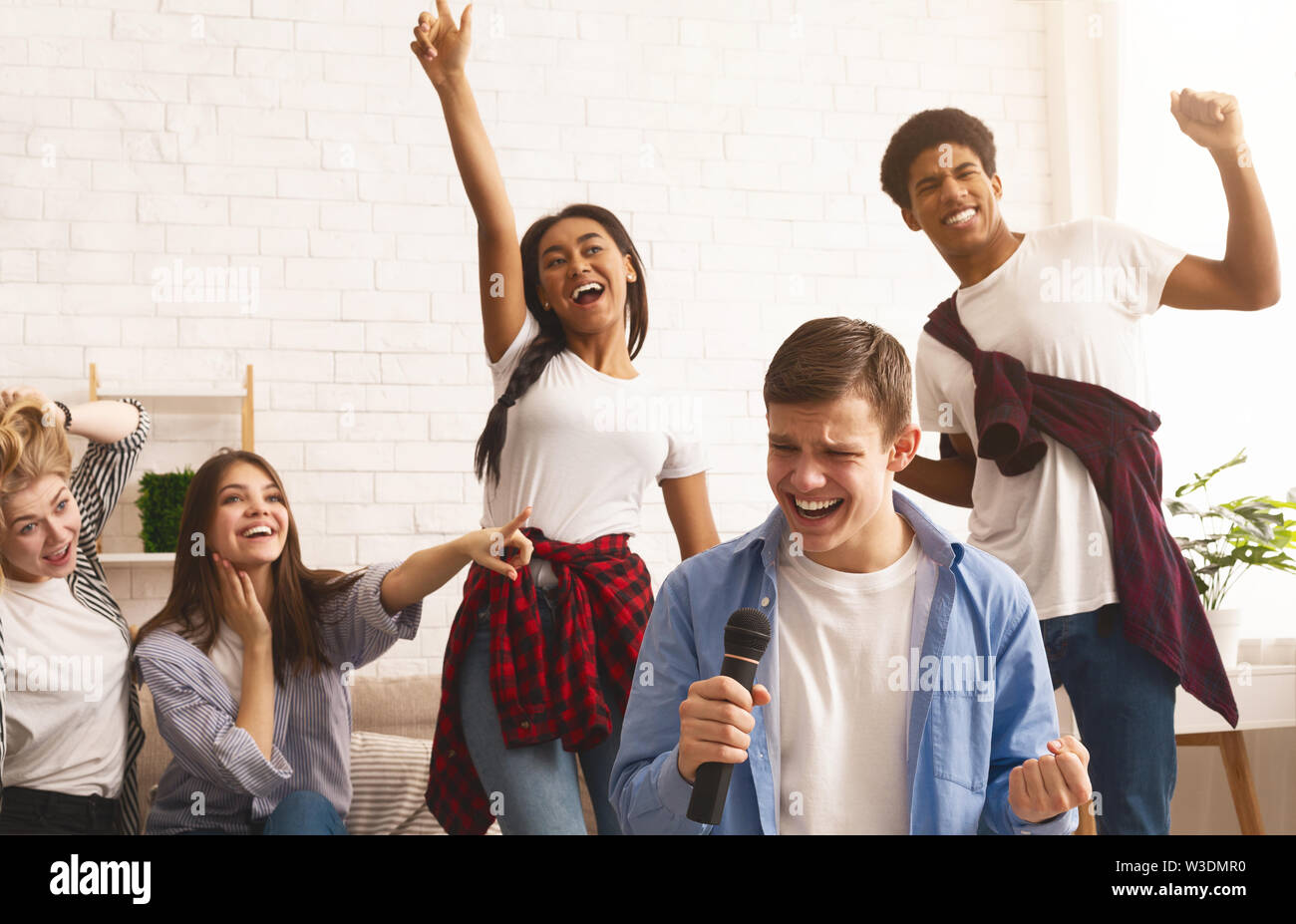 Teen party home singing karaoke hi-res stock photography and images - Alamy