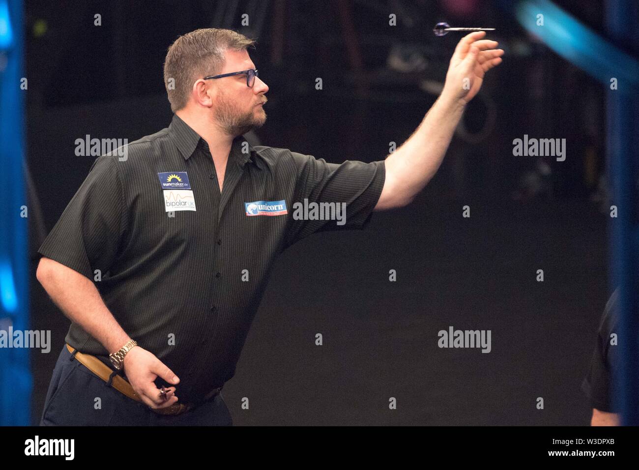 James WADE (ENG) raises, action, half-length, German Darts Masters, on ...