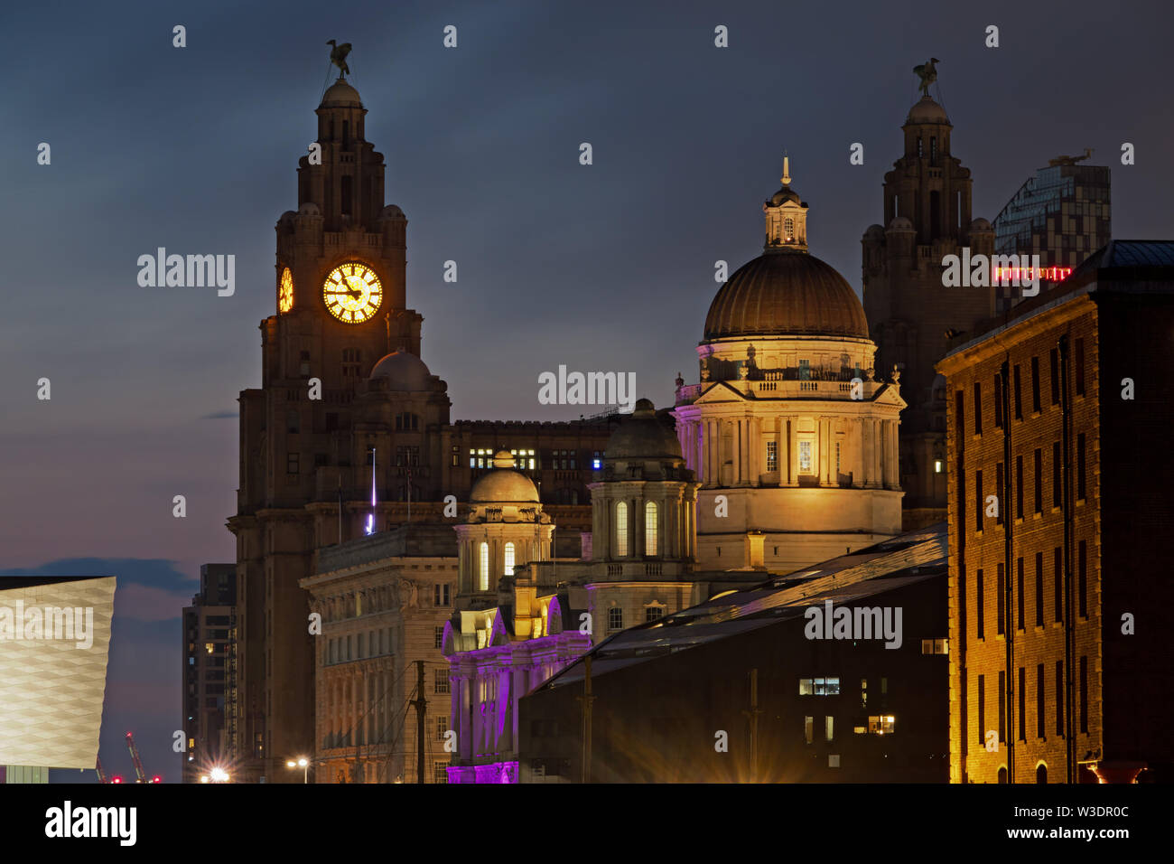 Skyline waterfront night liverpool merseyside hi-res stock photography ...