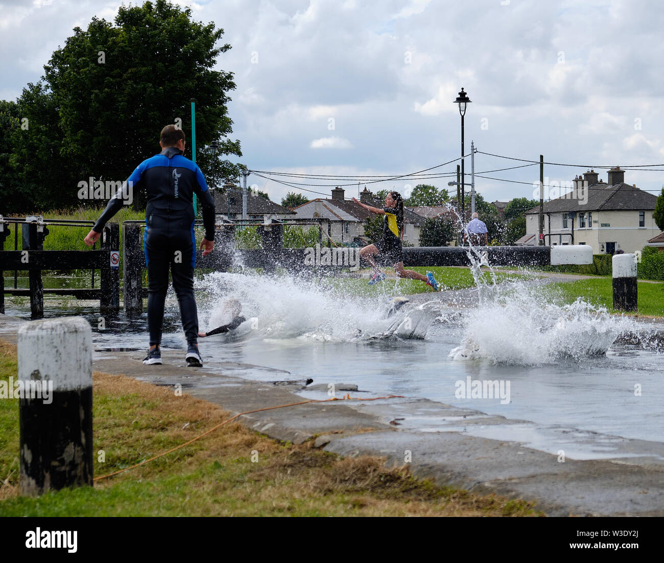 Teenagers jump into river hi-res stock photography and images - Alamy
