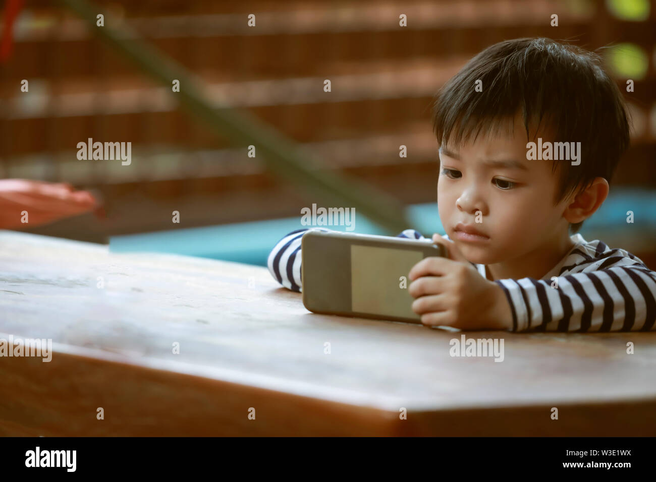 Boy looking at computer screen hi-res stock photography and images - Alamy