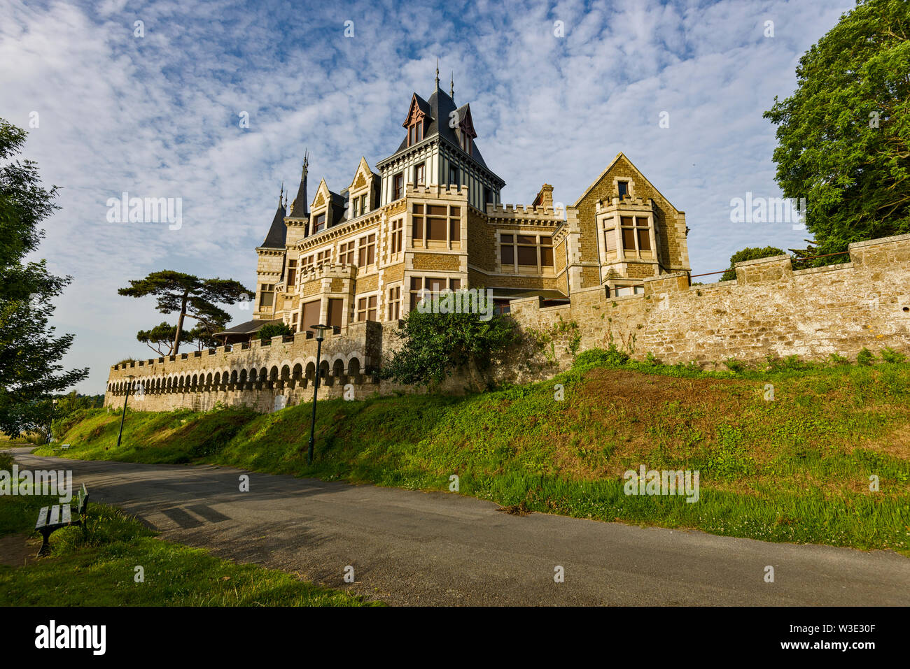 Villa La Garde, Neo-Gothic English house built on the tip of the ...