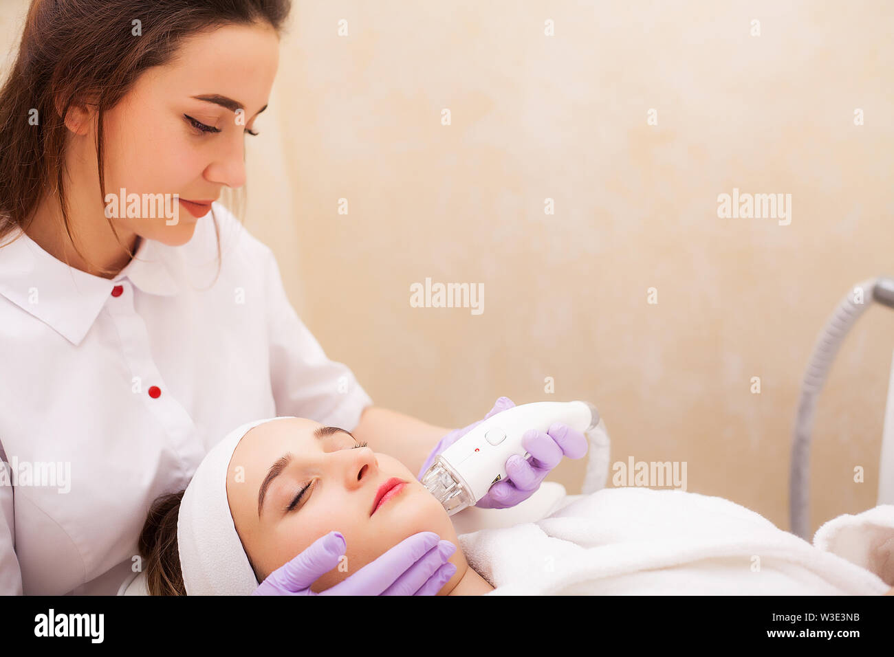 Woman getting LPG hardware massage at the beauty clinic. Professional ...