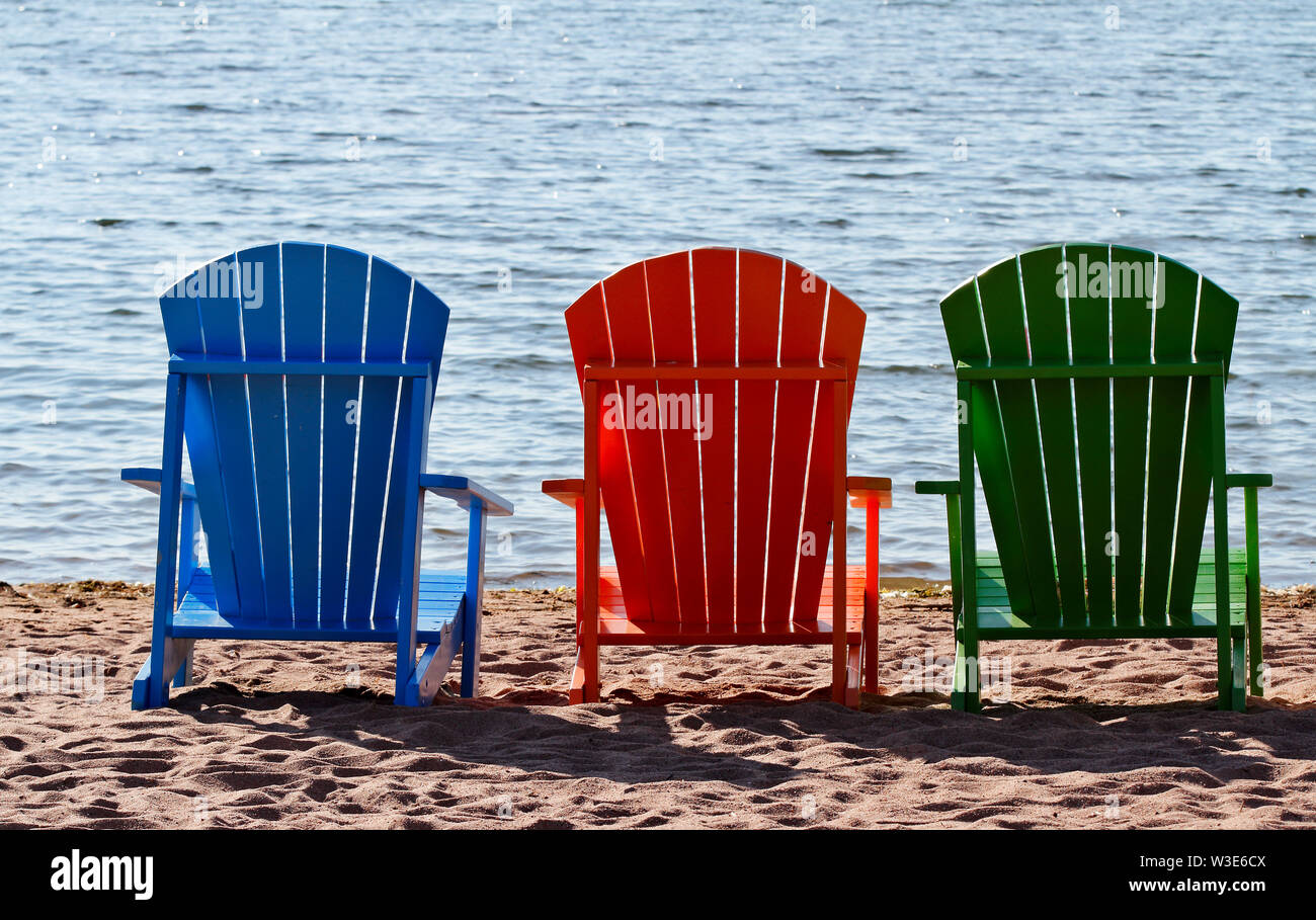Three empty chairs hi-res stock photography and images - Alamy