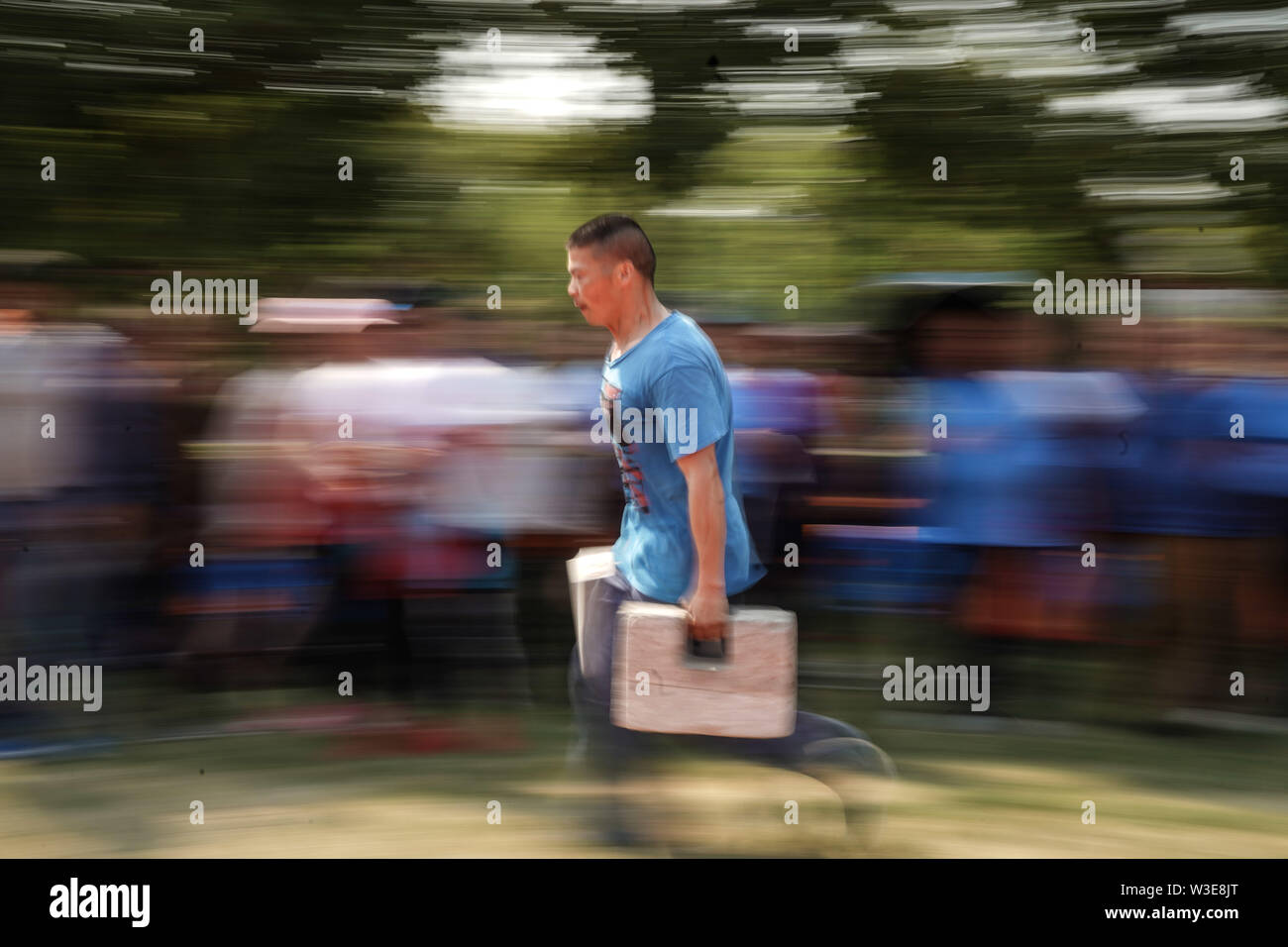 (190715) -- NANJING, July 15, 2019 (Xinhua) -- A participant competes ...