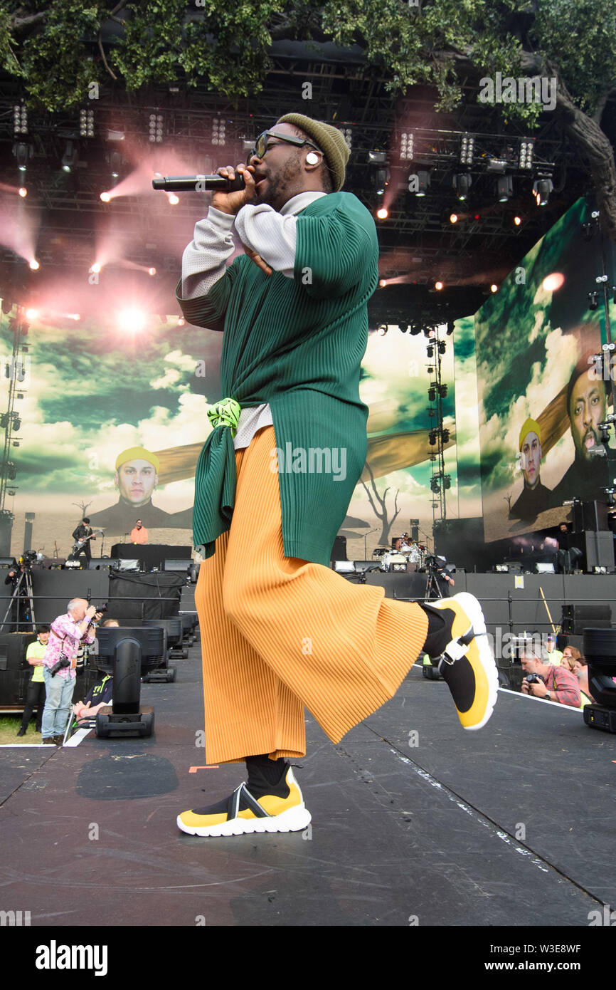 Will i am black eyed peas performing hi-res stock photography and ...