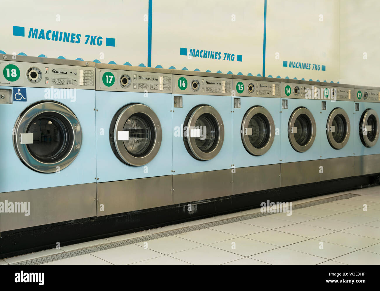 Paris launderette hi-res stock photography and images - Alamy