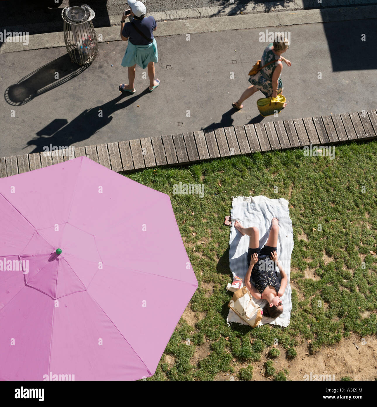 Woman sunbathing next hi-res stock photography and images - Alamy