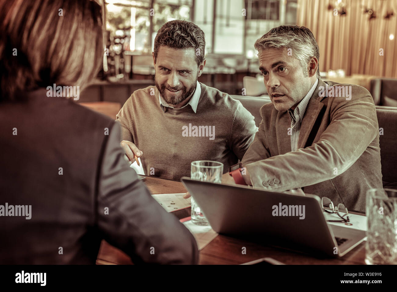 Group talking serious cafe hi-res stock photography and images - Alamy