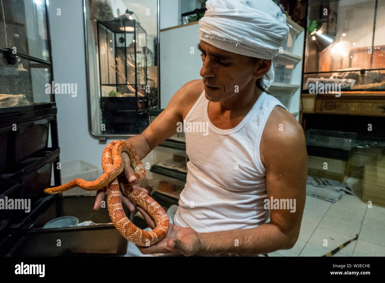 Serpent handler hi-res stock photography and images - Alamy