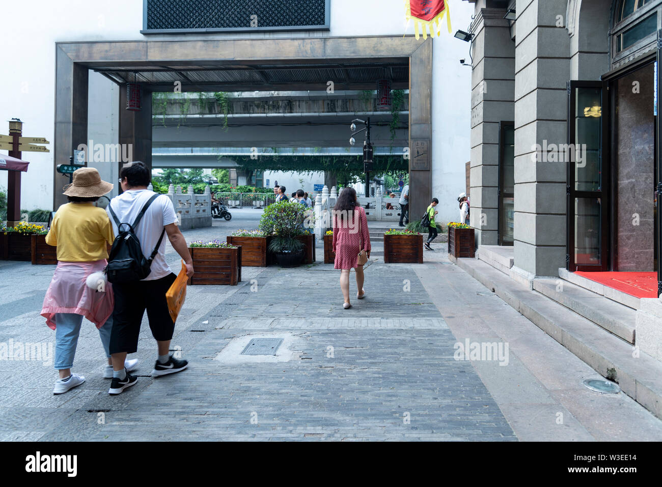 People in a market in Hangzhou, China Stock Photo - Alamy