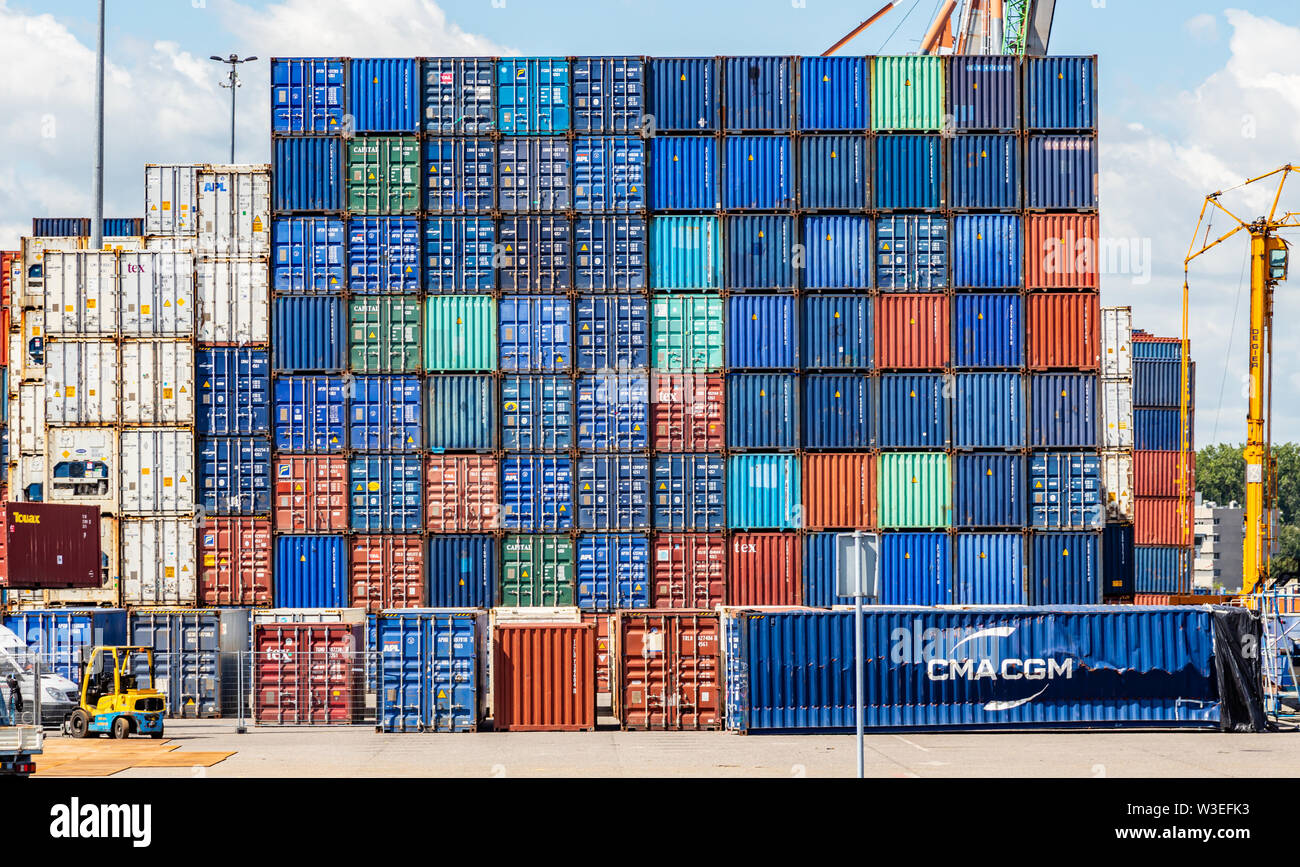 Truck lifting shipping containers hi-res stock photography and images ...