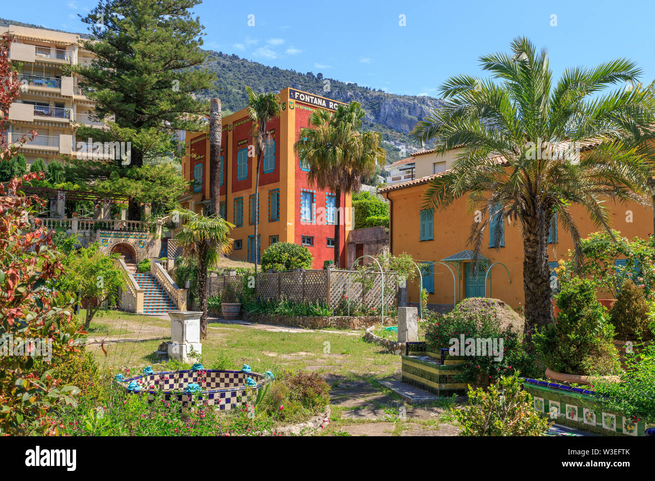 Fontana rosa jardín hi-res stock photography and images - Alamy