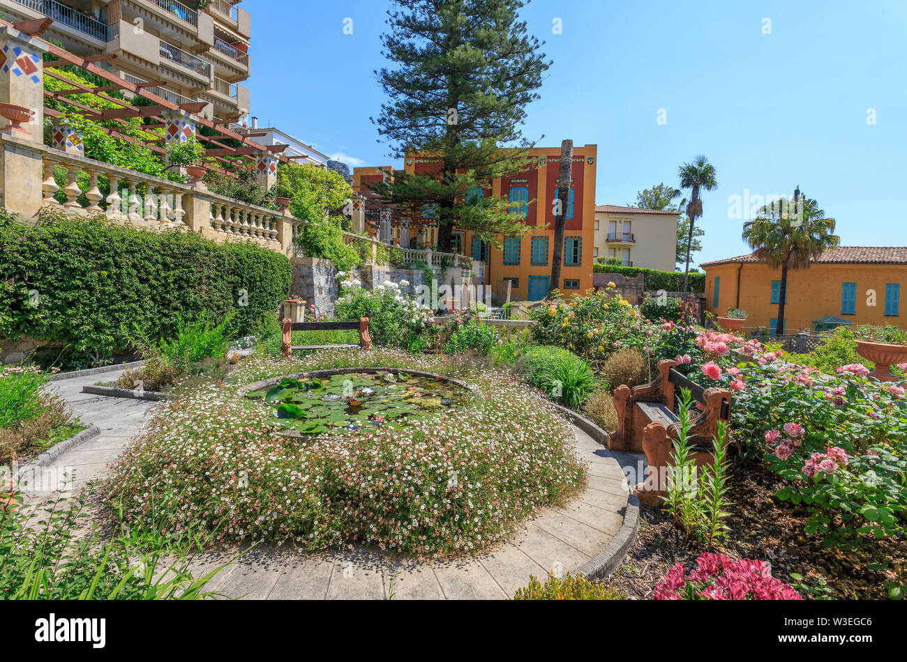 Fontana rosa jardín hi-res stock photography and images - Alamy