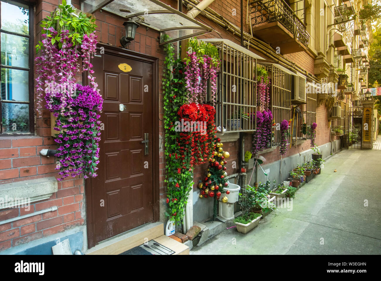 Old shanghai streets hi-res stock photography and images - Alamy
