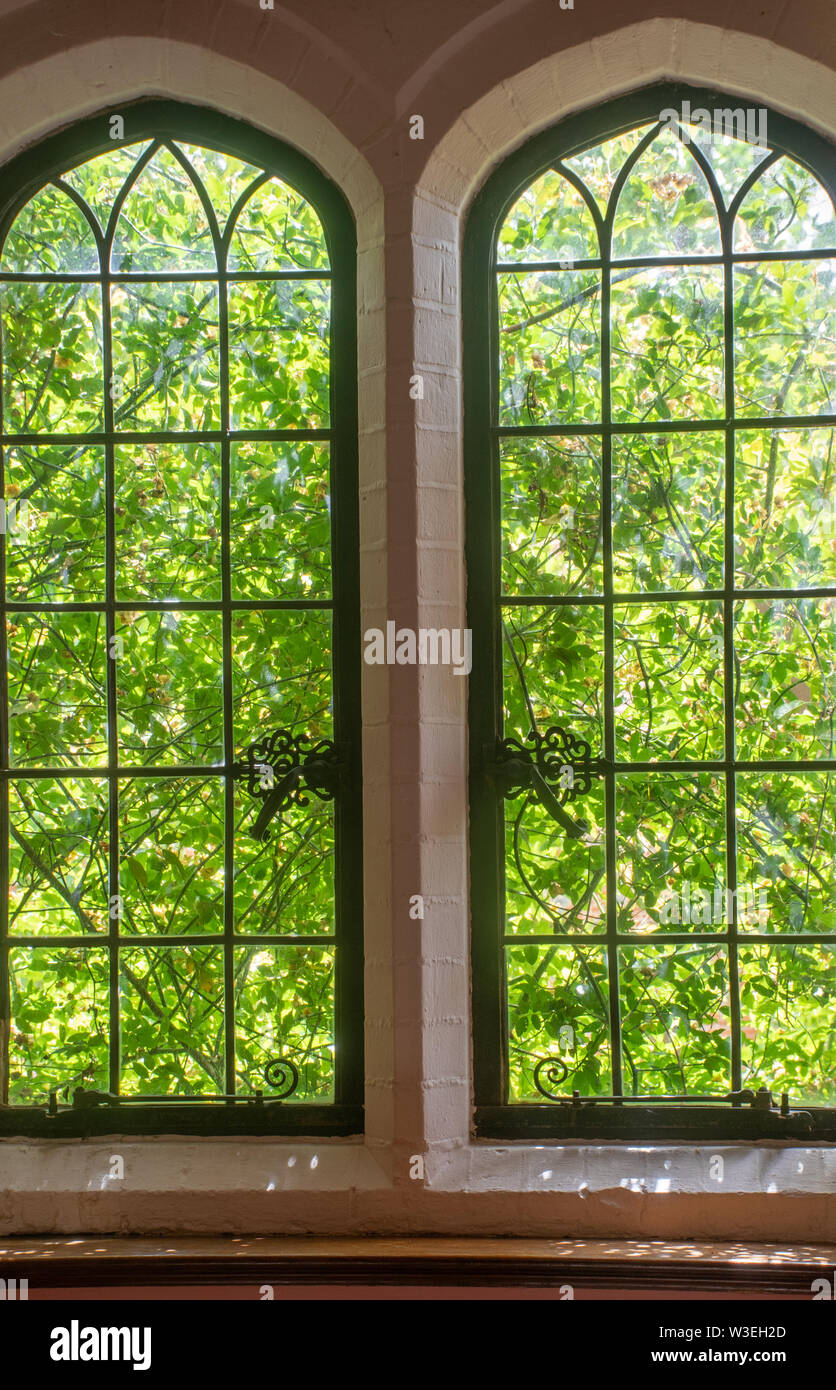 Tudor arched windows hi-res stock photography and images - Alamy