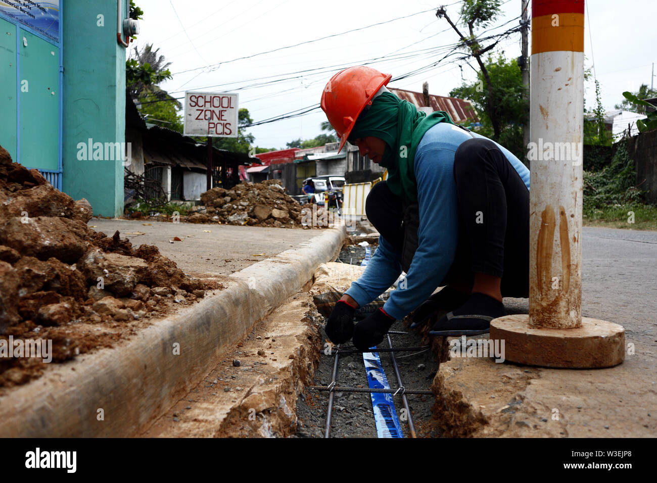 Filipino construction worker hi-res stock photography and images - Alamy