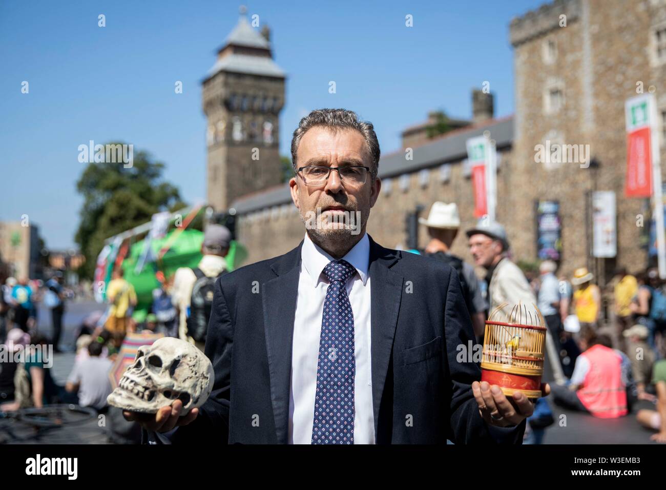 Canaries in a cage hi-res stock photography and images - Alamy