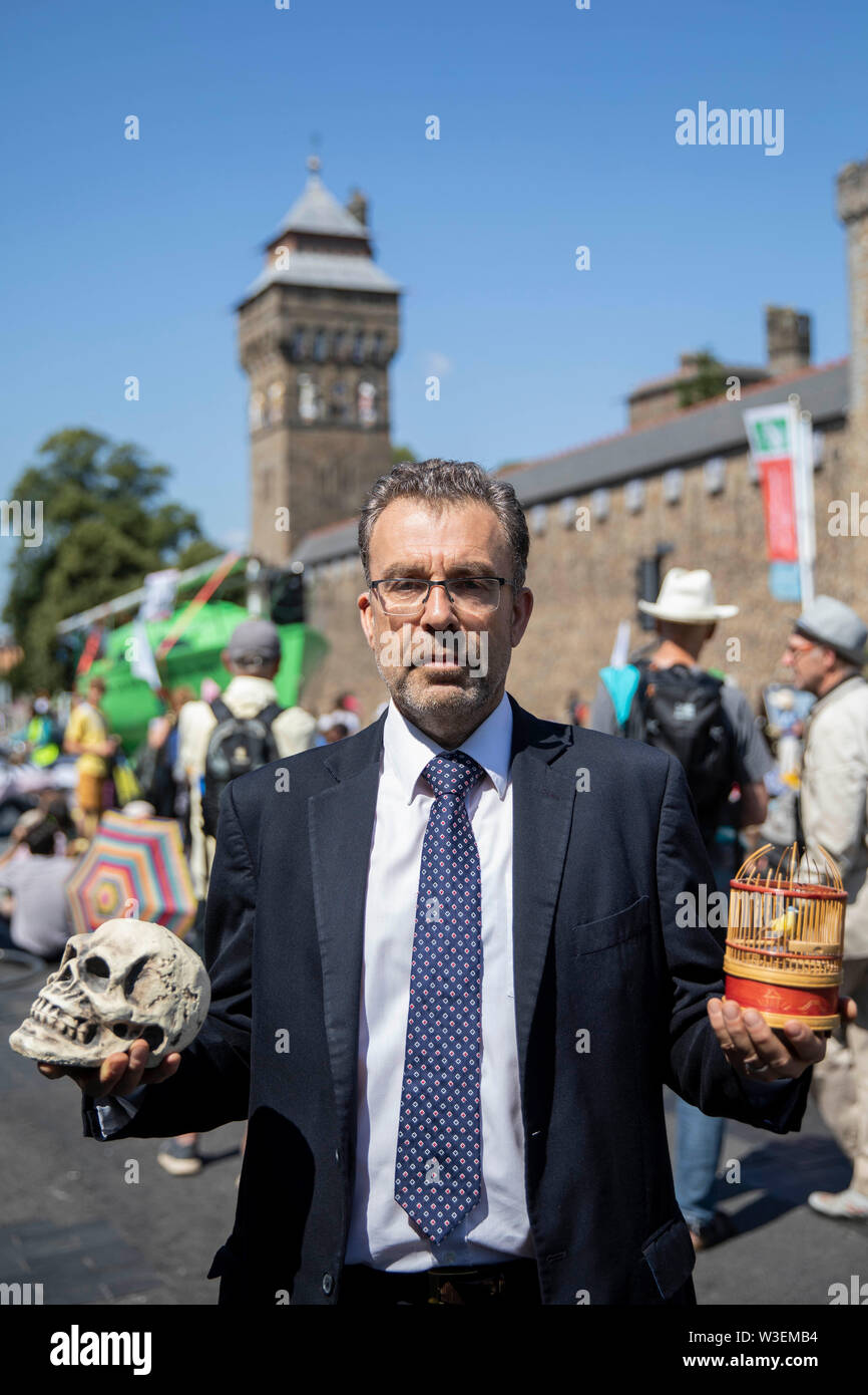 Canaries in a cage hi-res stock photography and images - Alamy