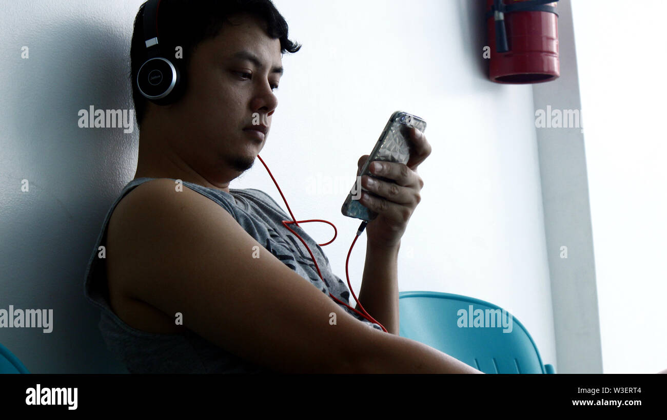 Person on device, filipino hi-res stock photography and images - Alamy