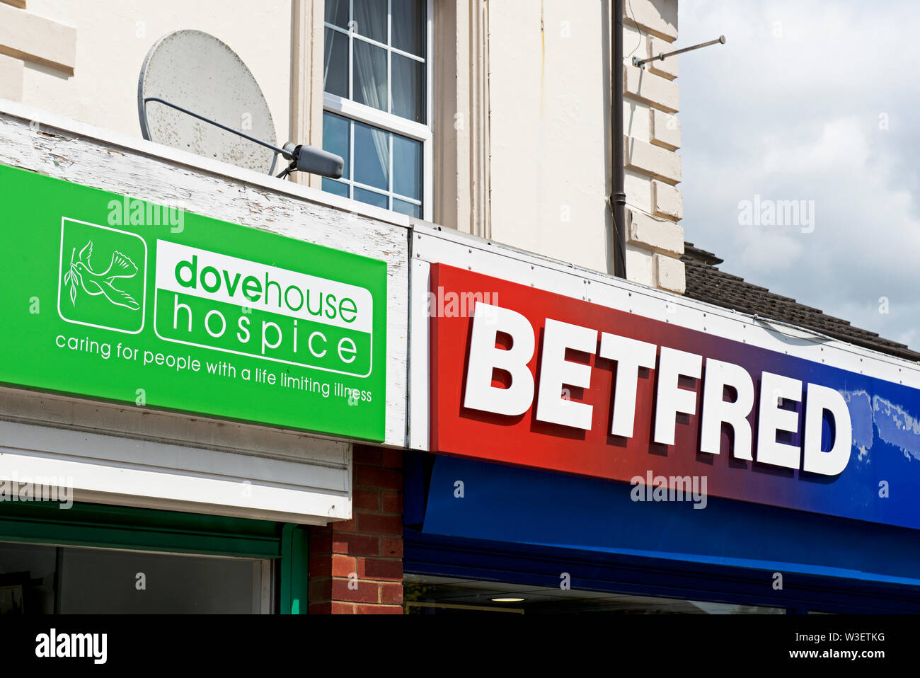 Shop logos hi-res stock photography and images - Alamy