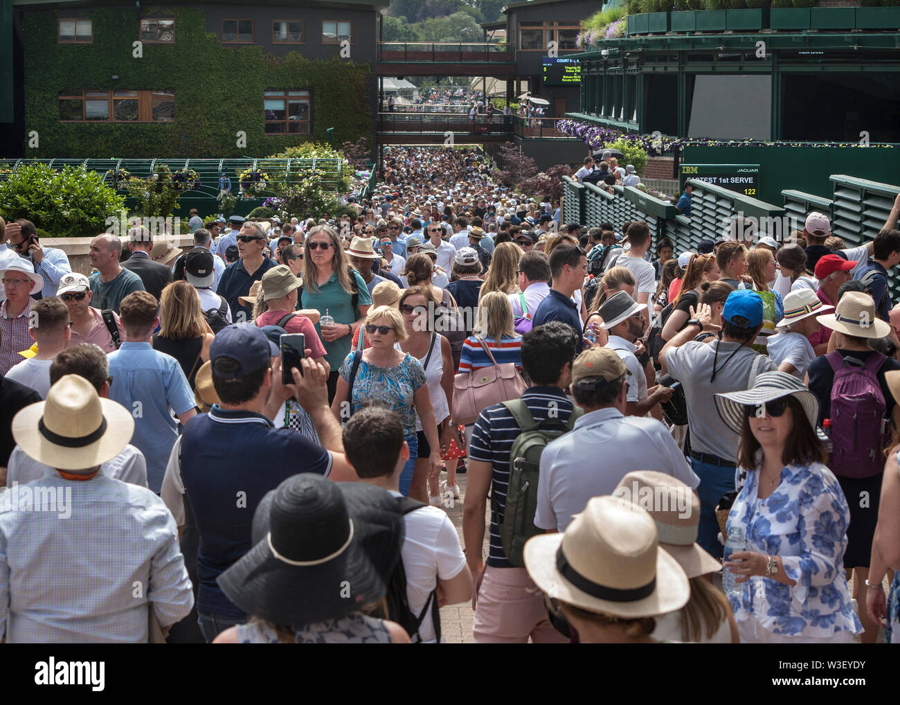 Crowds of spectators at 2019 wimbledon hi-res stock photography and ...