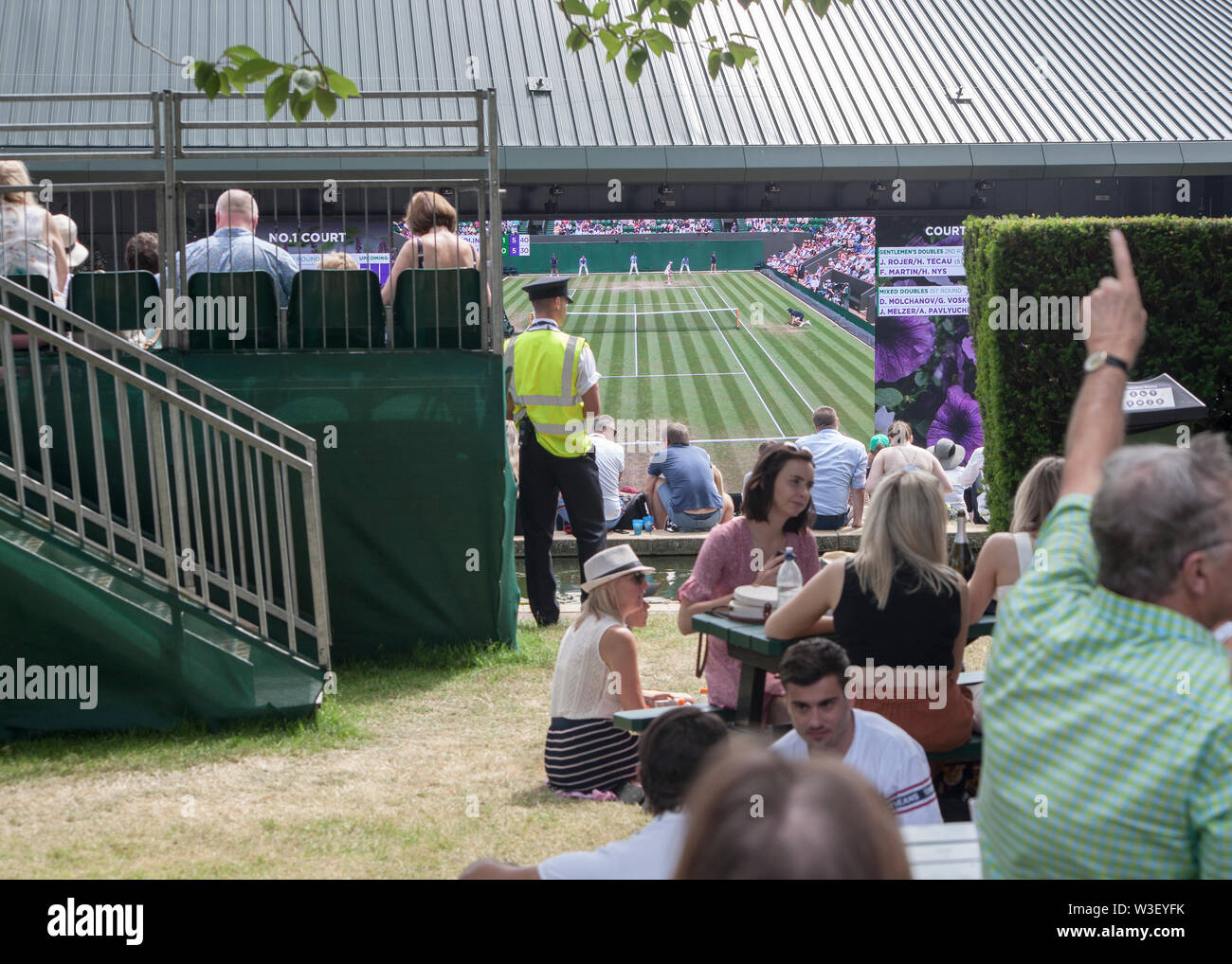 2019 Wimbledon spectators watching big screens from Henman hill ...