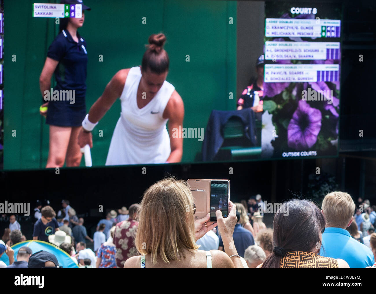 2019 Wimbledon spectators watching big screens from Henman hill ...