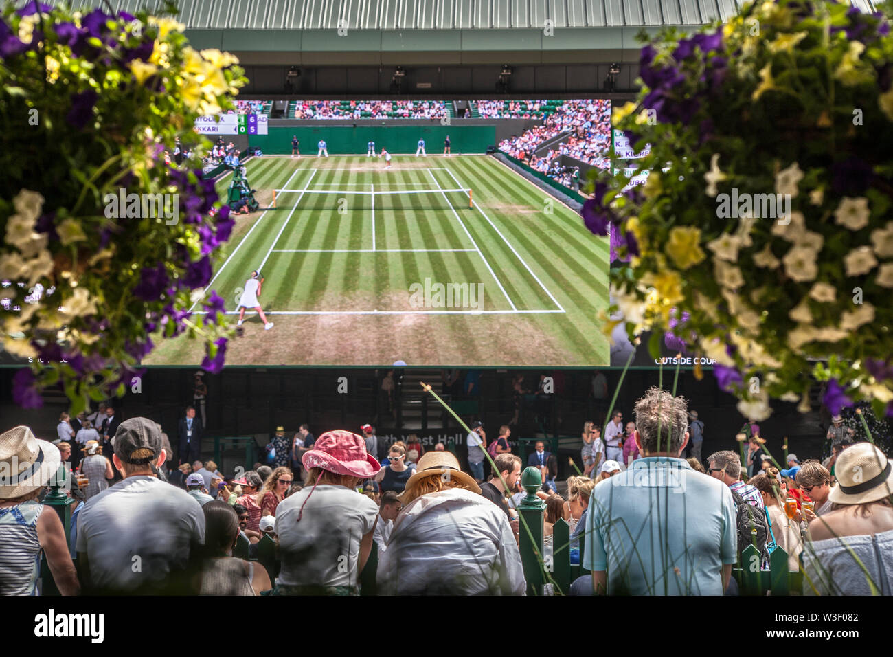 2019 Wimbledon spectators watching big screens from Henman hill ...