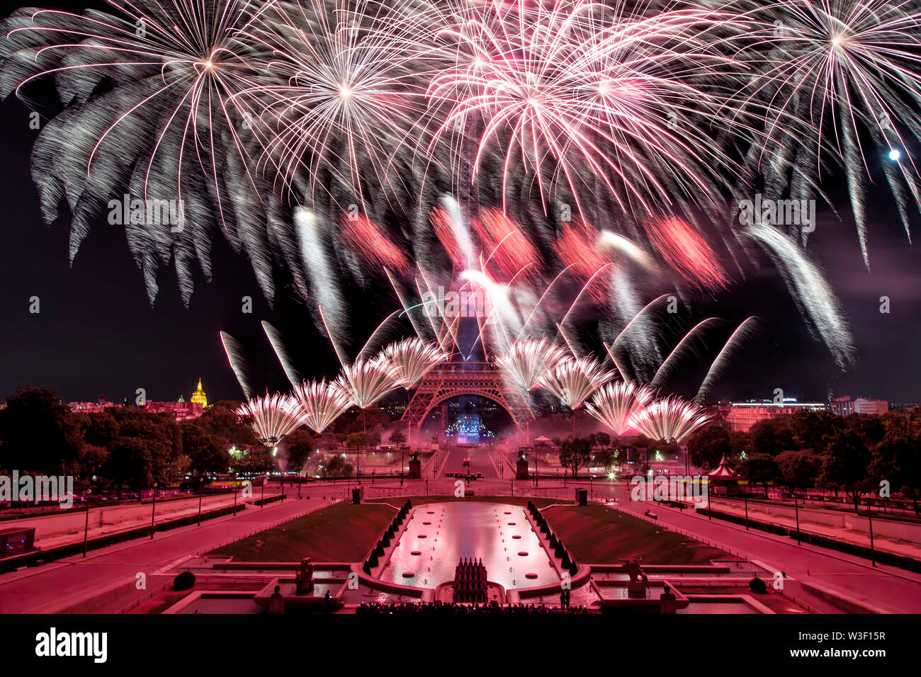 Paris, France. 14th July, 2019. Night scene of fireworks at Eiffel ...
