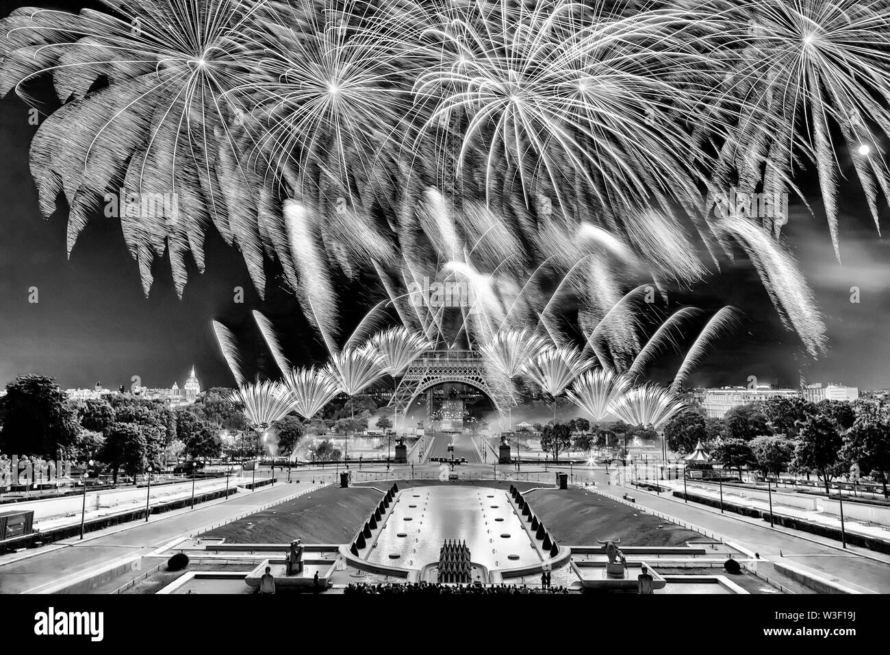 Paris, France. 14th July, 2019. Night scene of fireworks at Eiffel ...