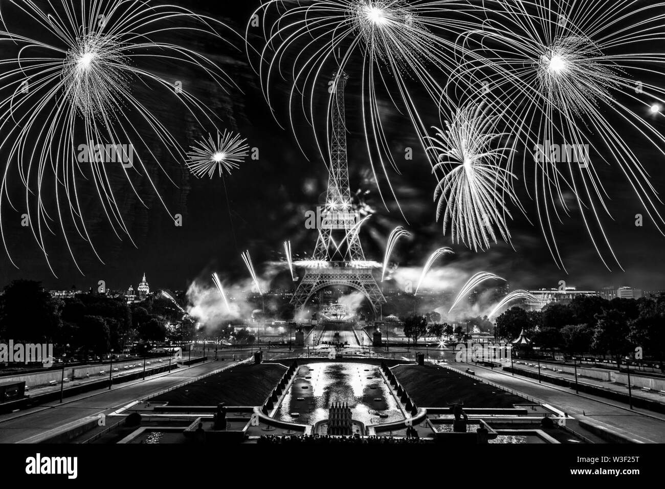 Paris, France. 14th July, 2019. Night scene of fireworks at Eiffel ...