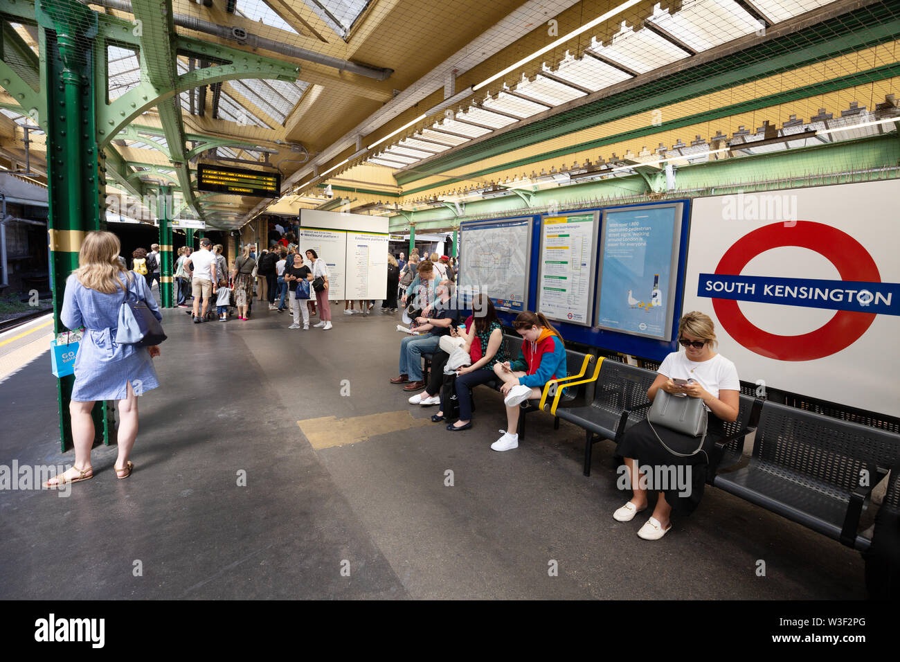 South london tube stations hi-res stock photography and images - Alamy