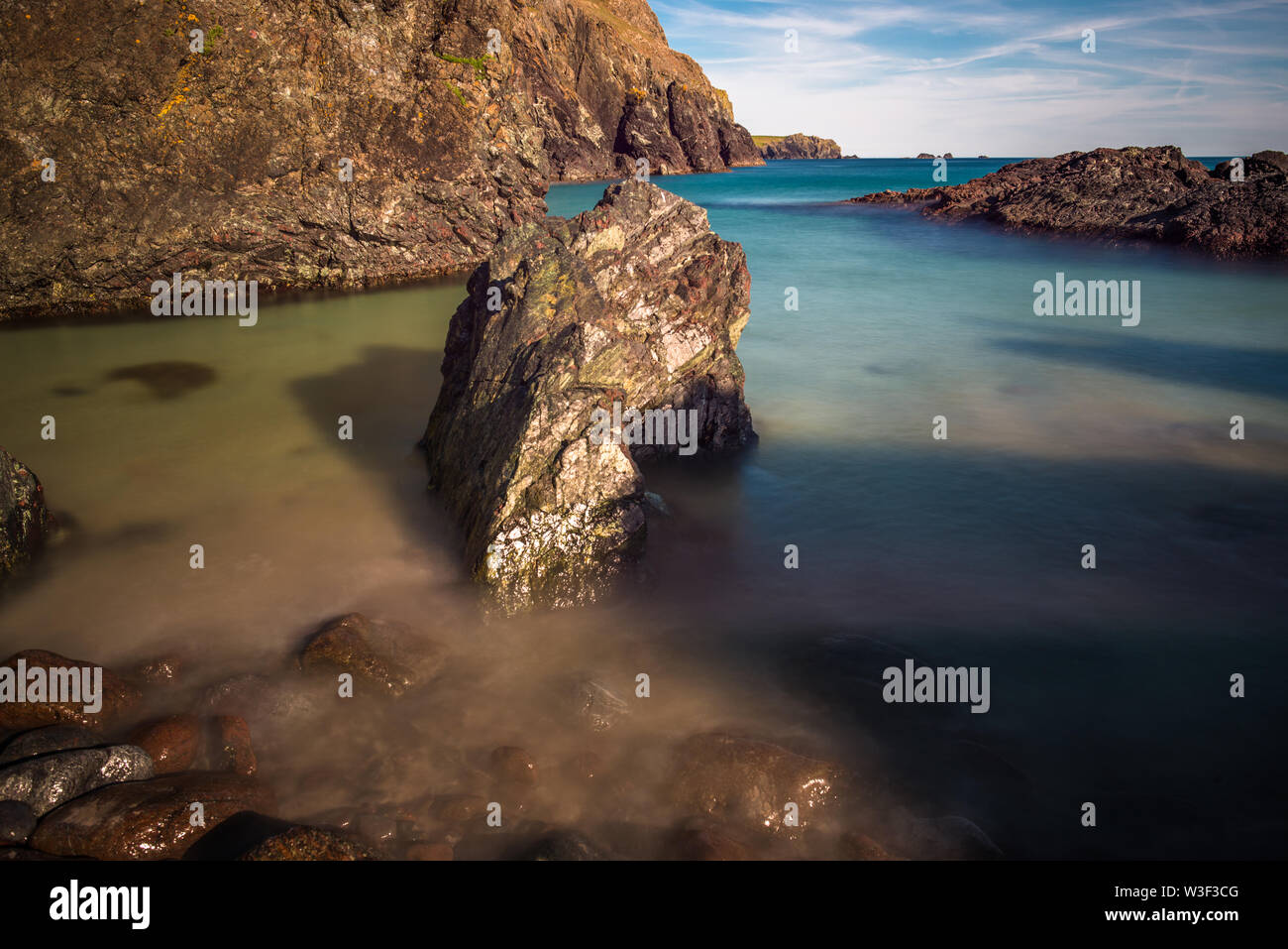 Dramatic scenery at Kynance Cove on the Lizard peninsula, Cornwall ...