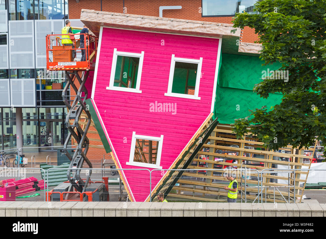 Upside Down House Architecture High Resolution Stock Photography and ...