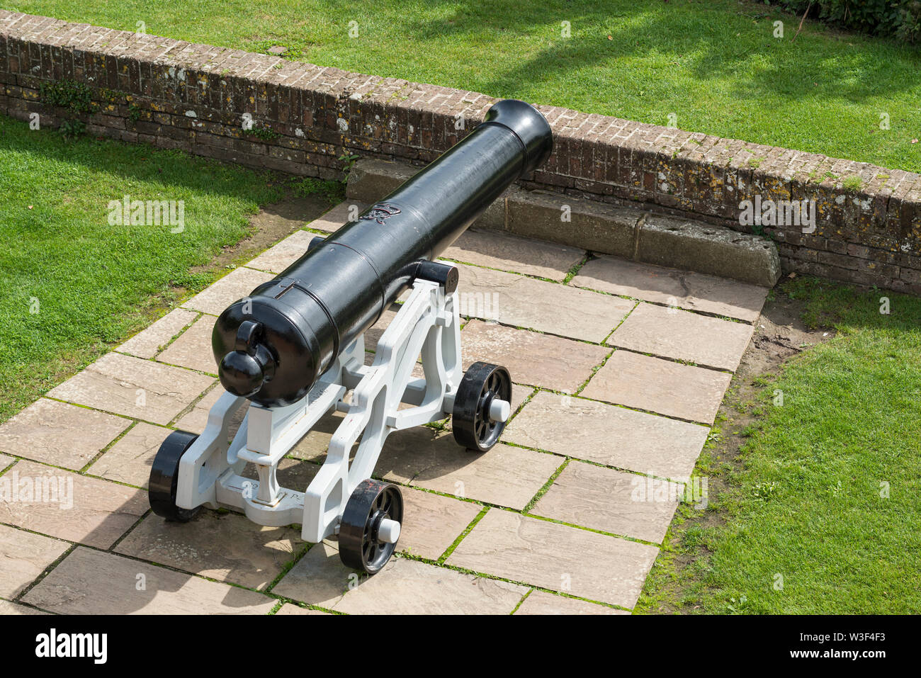 Cannons and cannon balls hi-res stock photography and images - Alamy