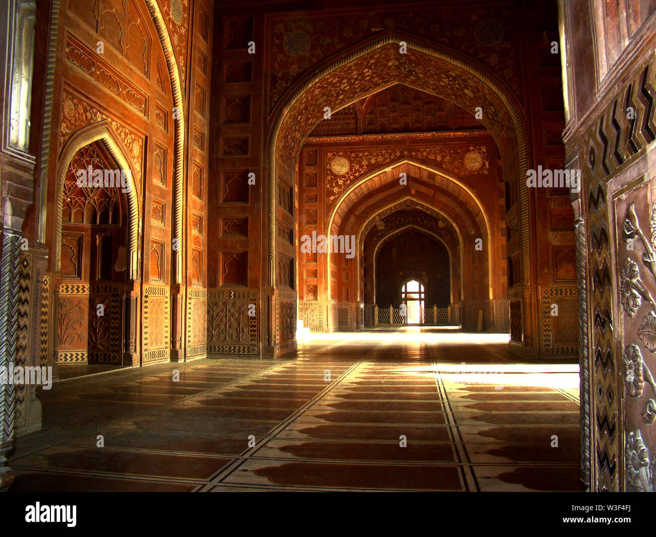 palace and mosque interior hall andalus - islamic civilization Stock ...